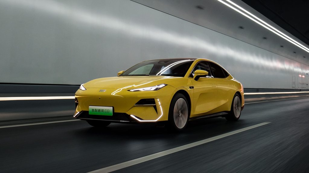 إليكم سيارة جيلي جالاكسي E8 الكهربائية من فعاليات معرض الرياض للسيارات