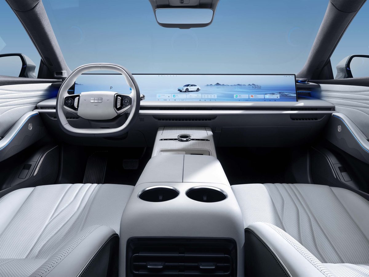 إليكم سيارة جيلي جالاكسي E8 الكهربائية من فعاليات معرض الرياض للسيارات